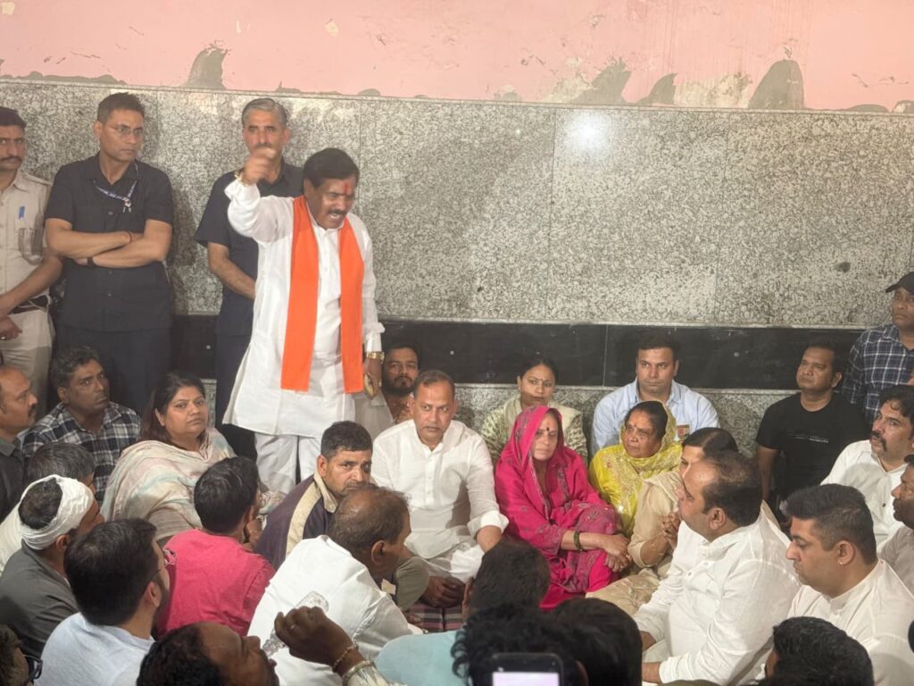 Ravindra Indraj Singh Meets Family of Youth Killed in Uttam Nagar Holi ...